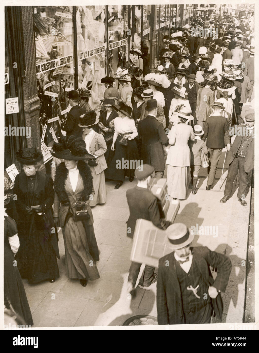London Shoppers 1908 Stock Photo - Alamy