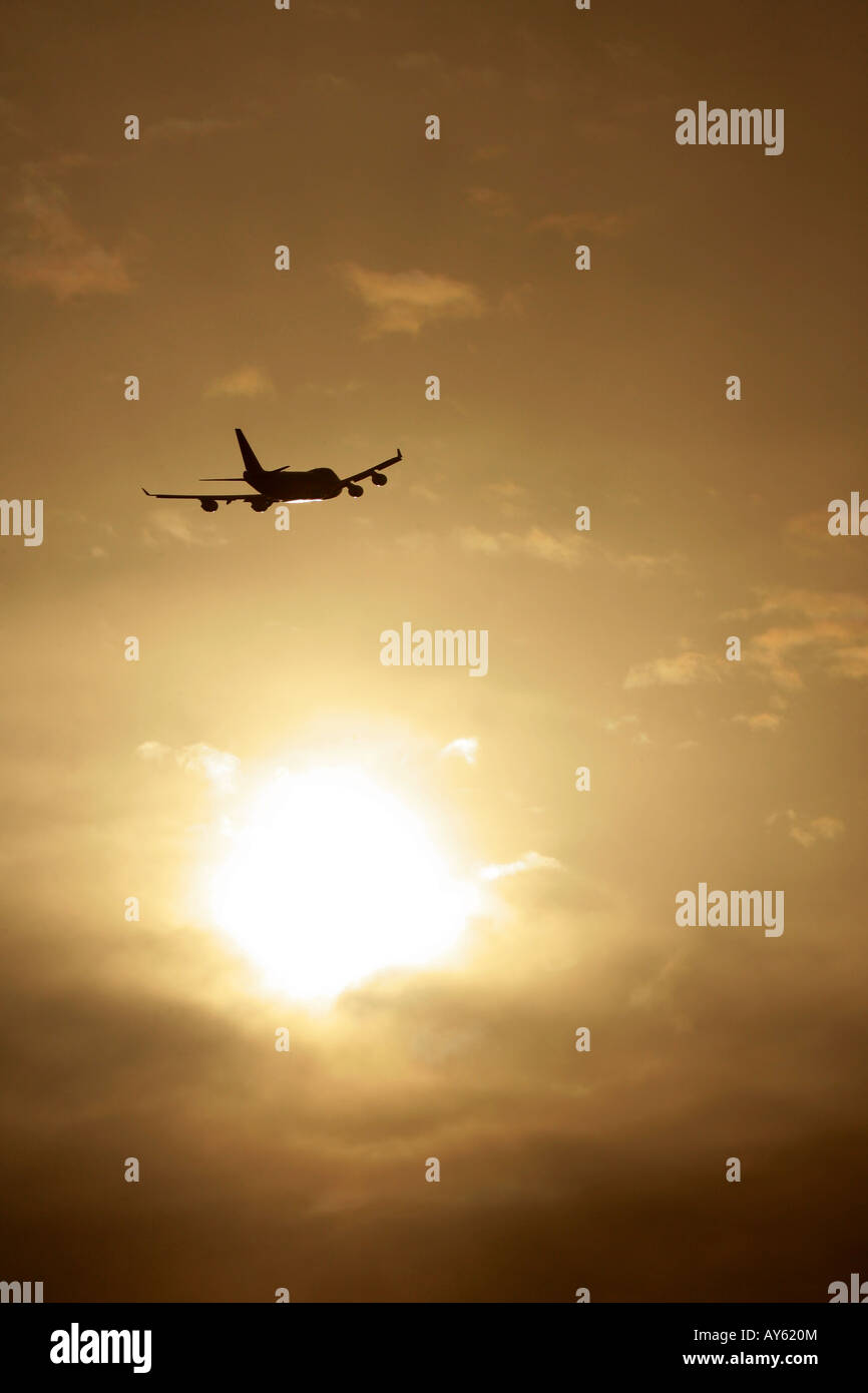 747 taking off evening hi-res stock photography and images - Alamy