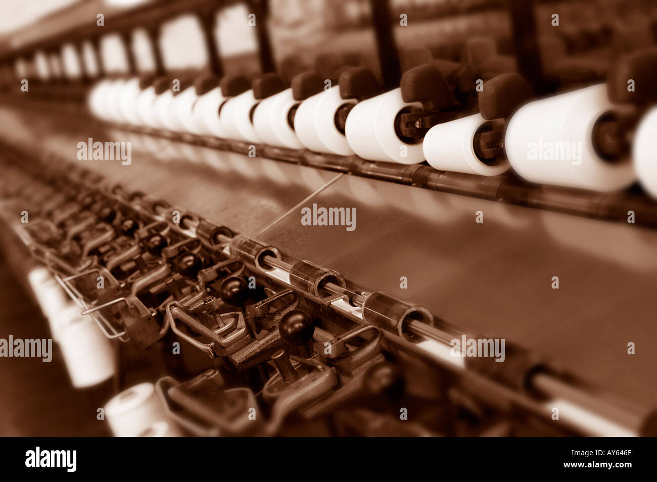 OLD VINTAGE MACHINERY IN DERELICT TEXTILE MILL YORKSHIRE ENGLAND Stock ...