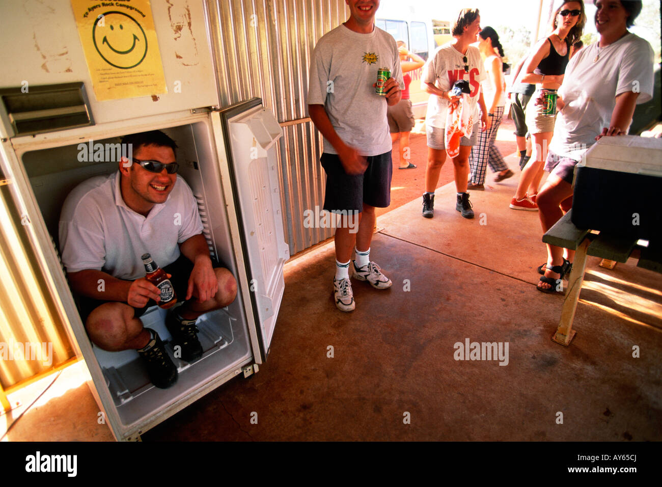 Australia Uluru Ayers Rock Tourists Keeping cool Stock Photo - Alamy