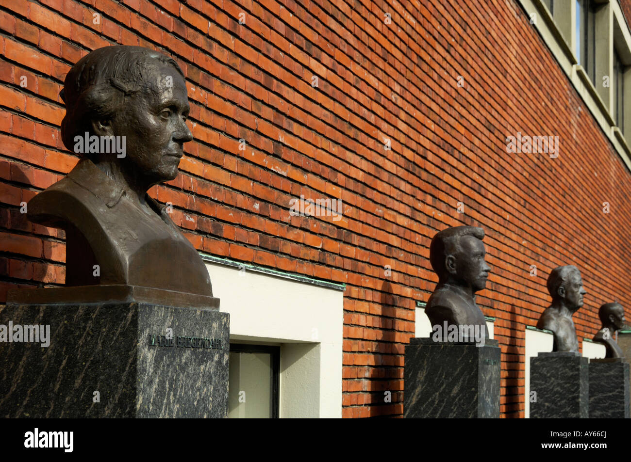 People outside library hi-res stock photography and images - Alamy