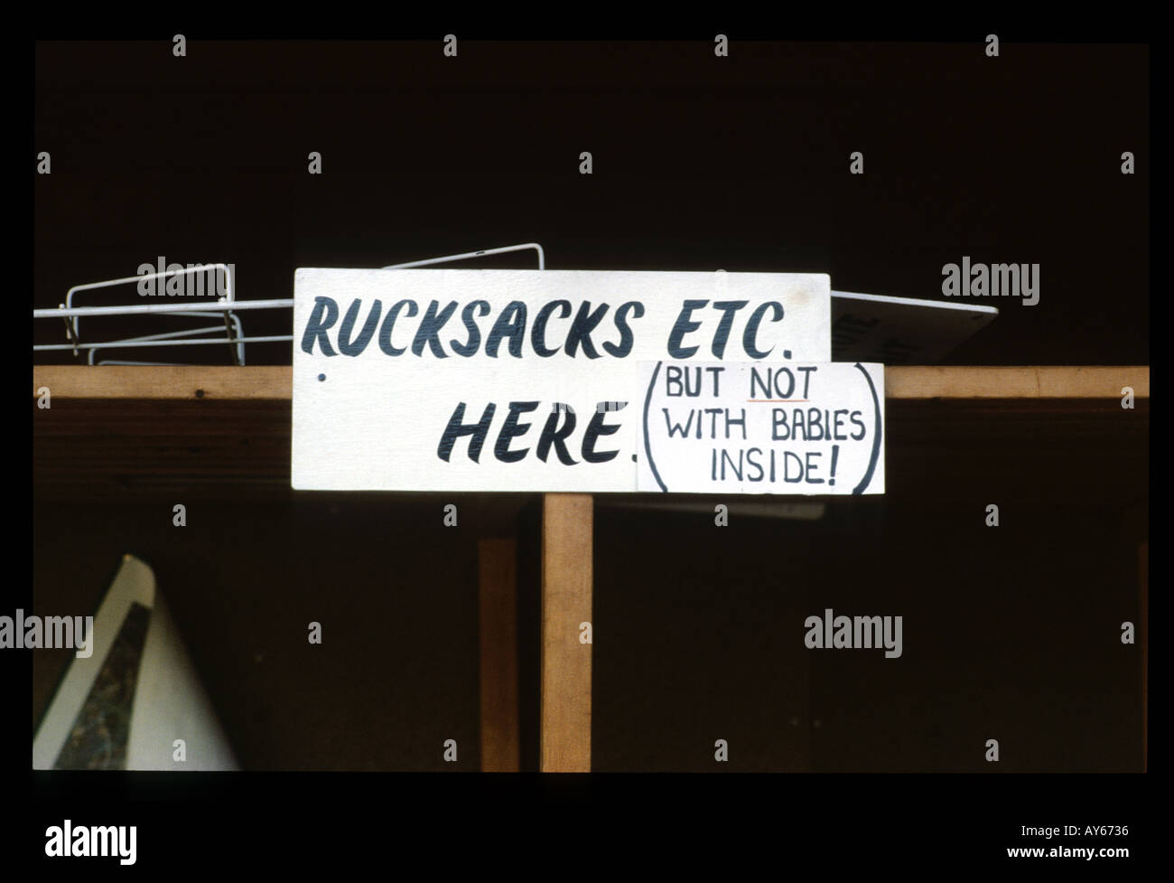 SCOTLAND BACKPACK SIGN TRAVELLER Stock Photo - Alamy