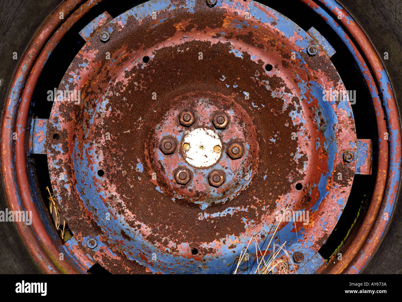RUST RUSTY WHEEL 2004 Stock Photo - Alamy