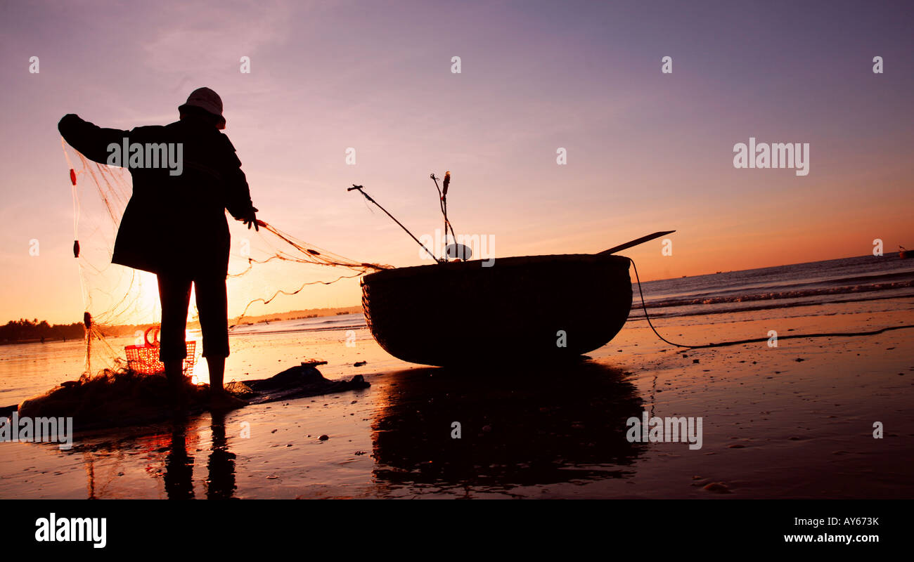 Man and coracle silhouetted in Vietnam Stock Photo - Alamy