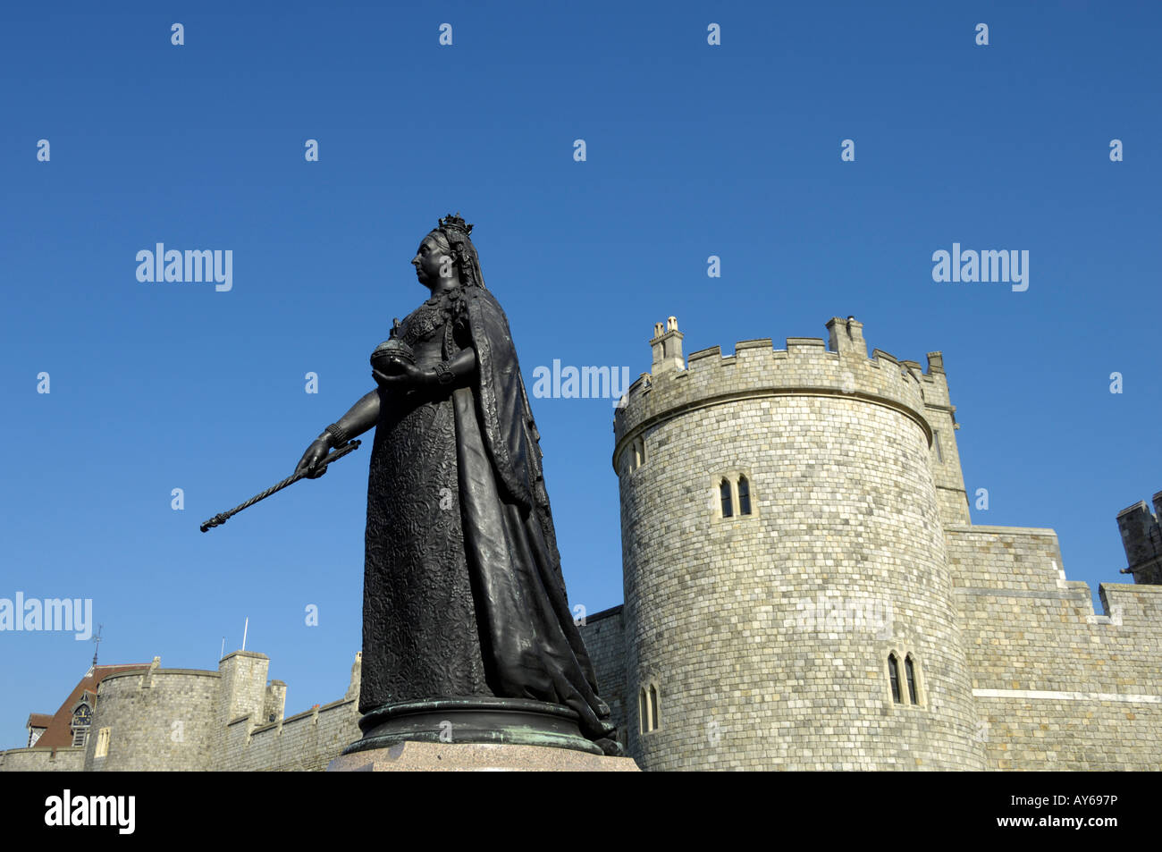 Queen Victoria statue Windsor castle Stock Photo - Alamy