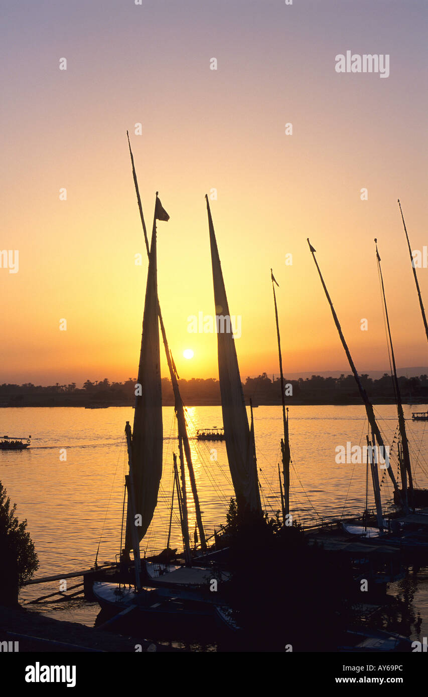 Egypte Vallée du Nil Louxor Corniche Stock Photo - Alamy