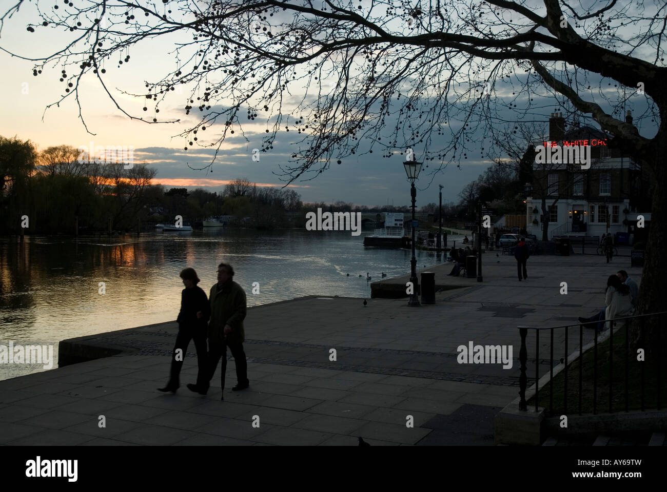Thames richmond river walk hi-res stock photography and images - Alamy