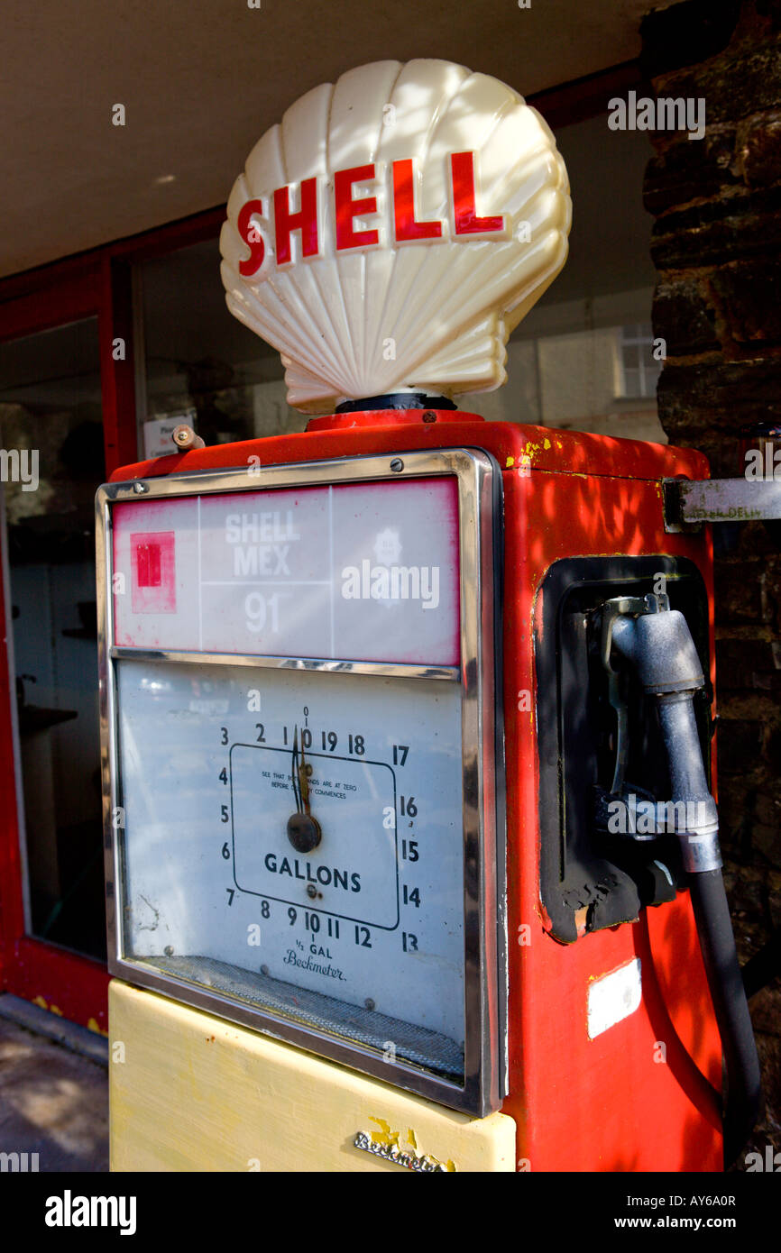 Old shell petrol pump hi-res stock photography and images - Alamy