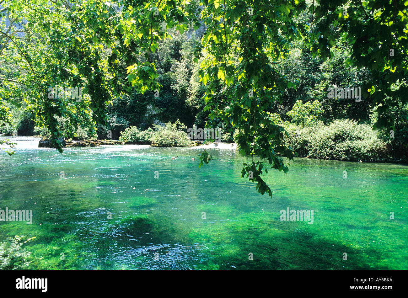 Vaucluse Pays des Sorgues Fontaine de Vaucluse Stock Photo - Alamy