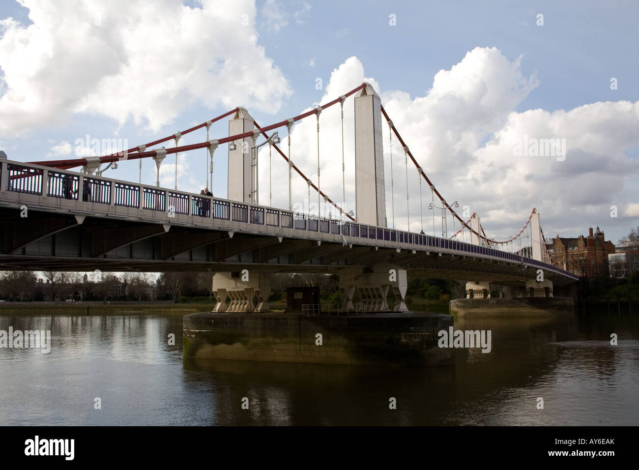Chelsea bridge river thames hi-res stock photography and images - Alamy