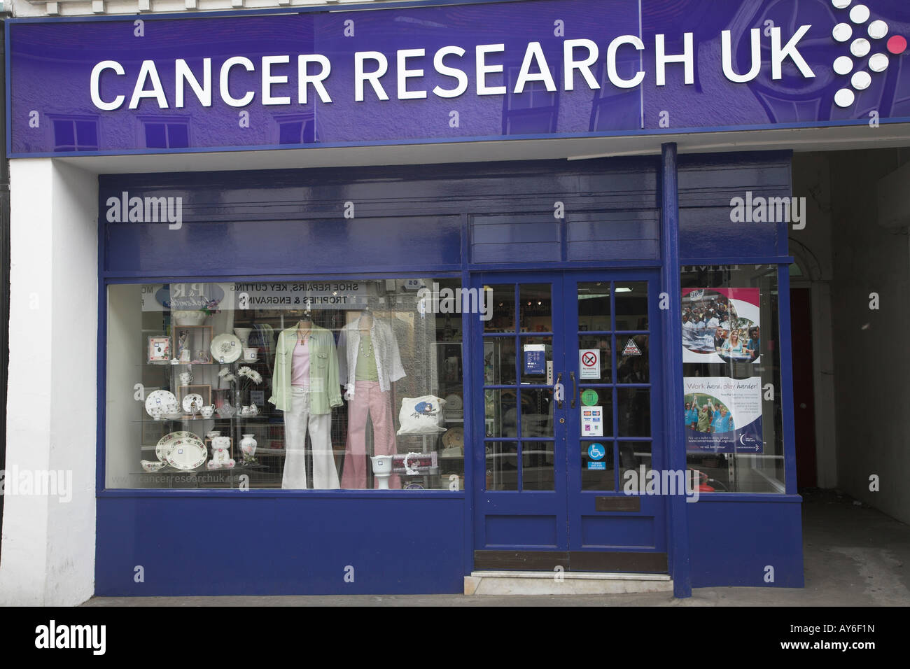 Cancer research uk charity shop hi-res stock photography and images - Alamy