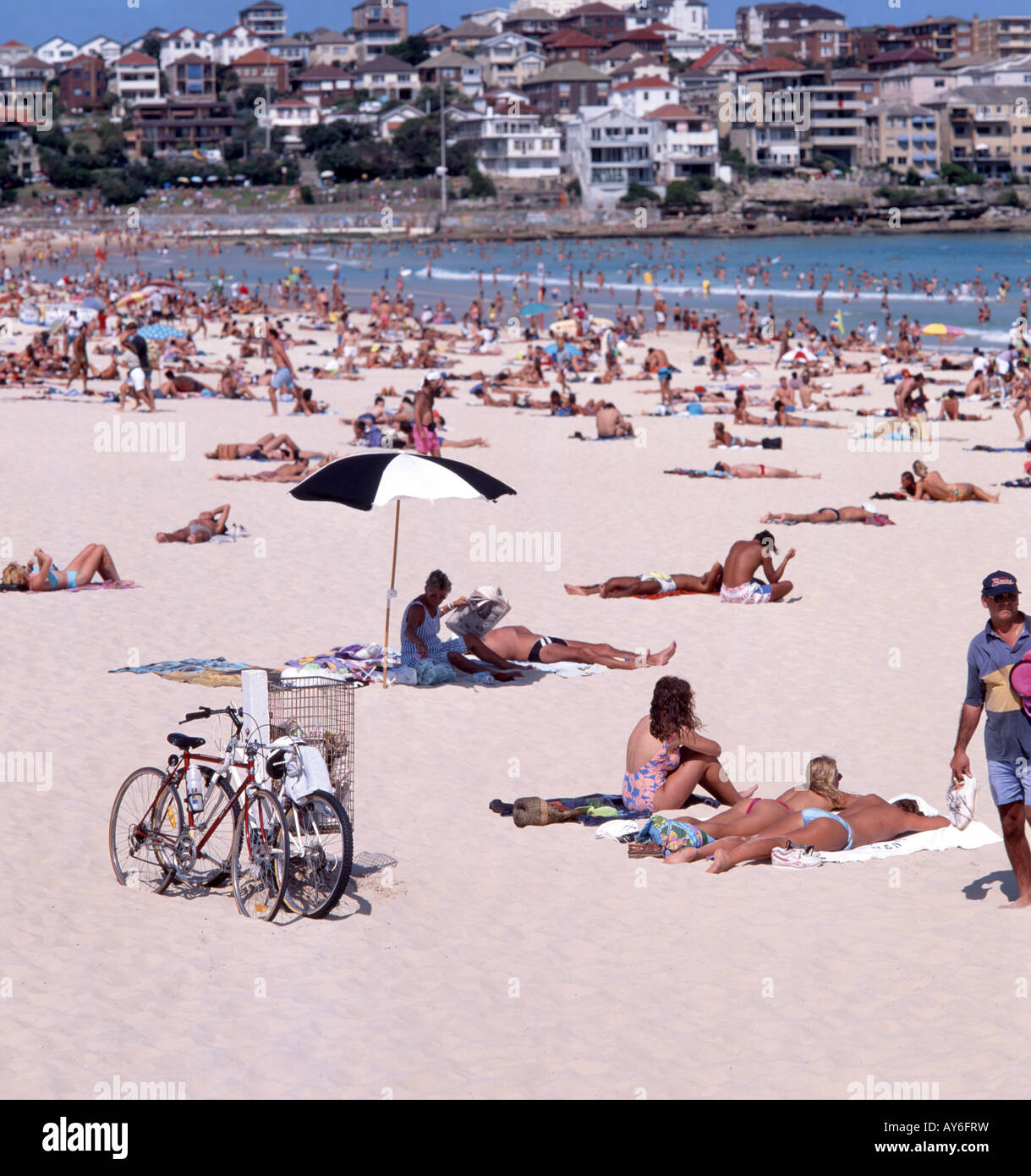 Crowded beach in summer, Bondi Beach, Sydney, New South Wales ...