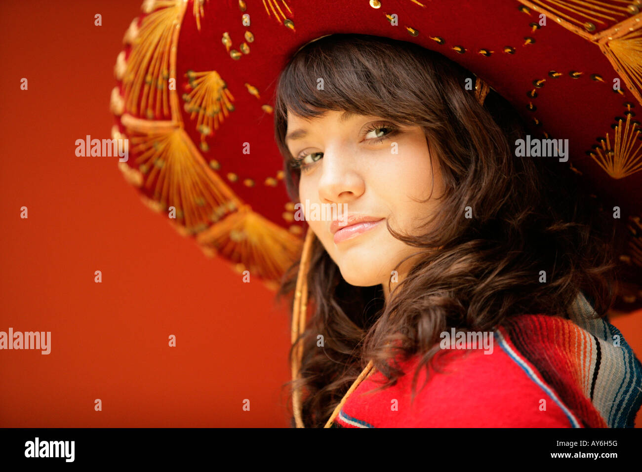 Young mexican woman wearing sombrero Stock Photo - Alamy