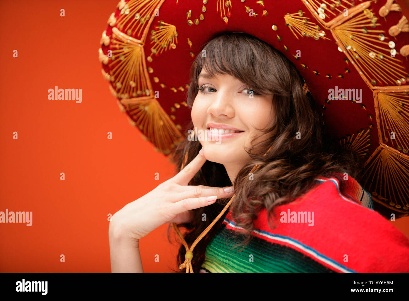 Young mexican woman wearing sombrero Stock Photo - Alamy