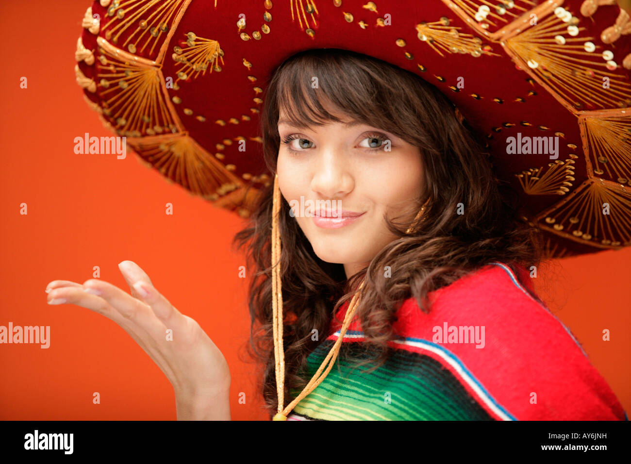 Young mexican woman wearing sombrero Stock Photo - Alamy