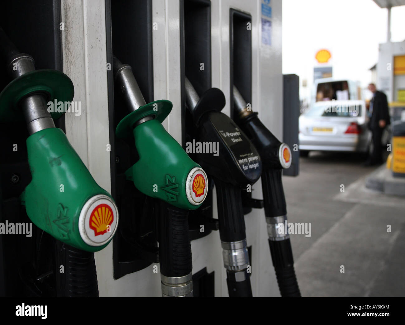 Service At A Shell Petrol Station Stock Photos & Service At A Shell ...