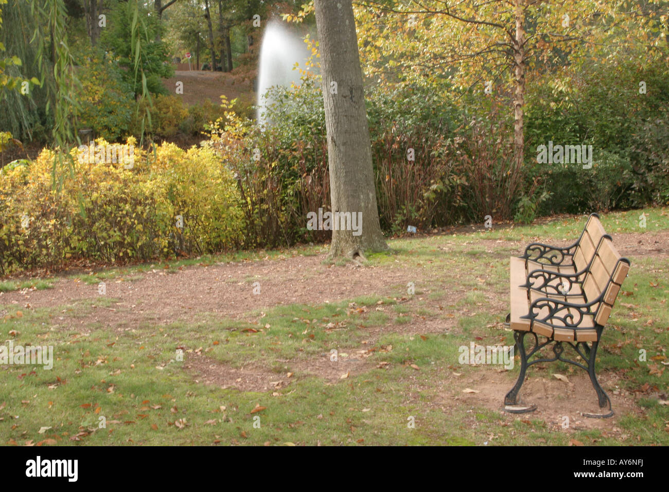 Fountain and park bench hi-res stock photography and images - Alamy