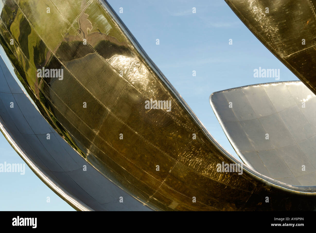 Giant Flower "Floralis Genérica" designed by architect Eduardo Catalano ...