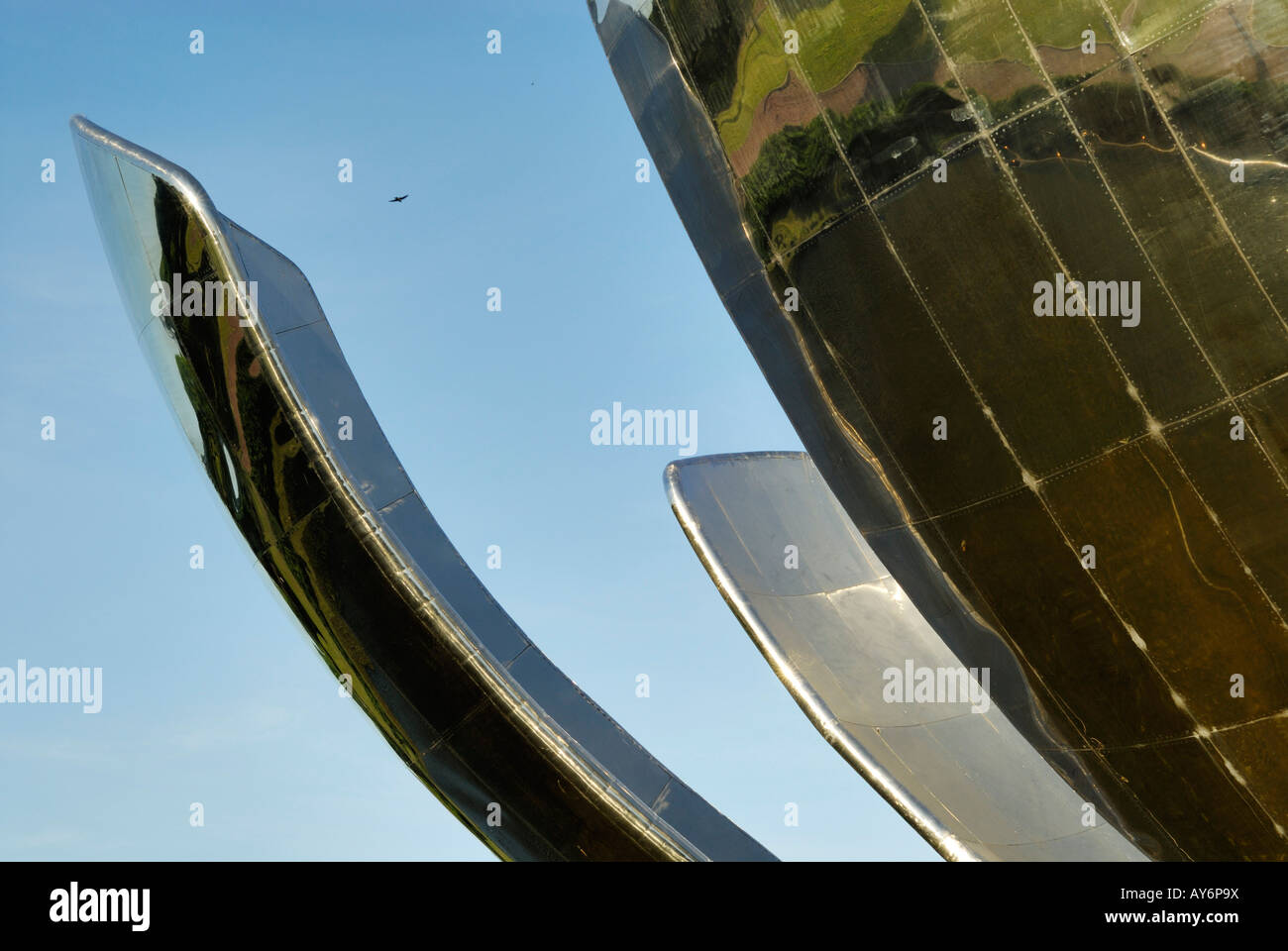 Giant Flower "Floralis Genérica" designed by architect Eduardo Catalano ...