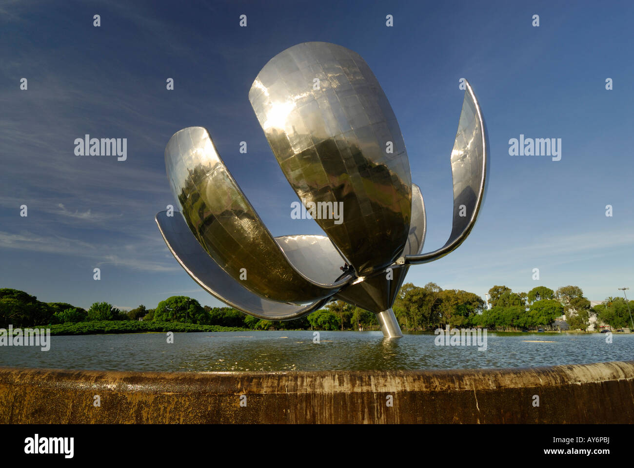 Giant Flower "Floralis Genérica" designed by architect Eduardo Catalano ...