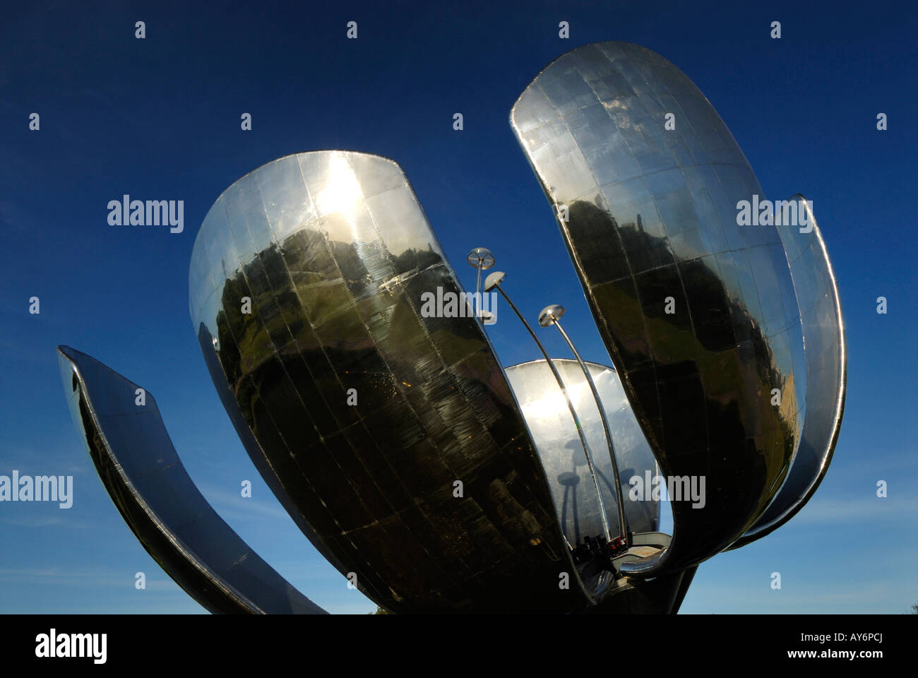 Giant Flower "Floralis Genérica" designed by architect Eduardo Catalano ...