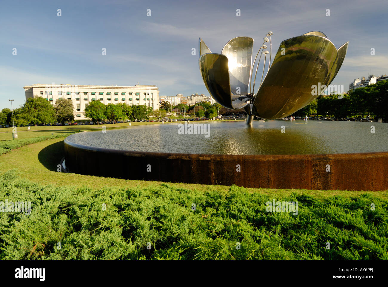 Giant Flower "Floralis Genérica" designed by architect Eduardo Catalano ...
