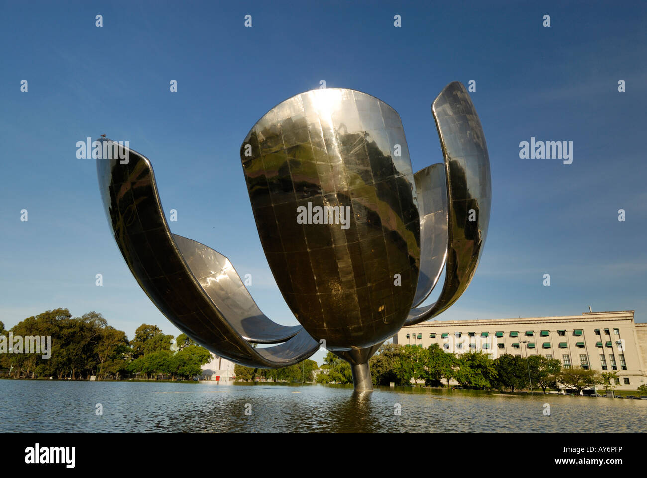 Giant Flower "Floralis Genérica" designed by architect Eduardo Catalano ...