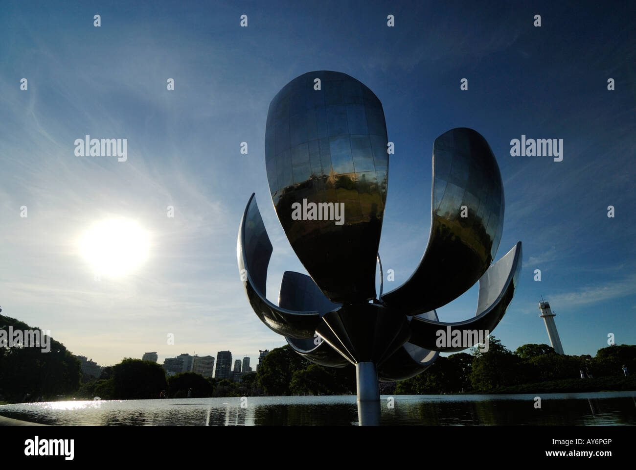 Giant Flower "Floralis Genérica" designed by architect Eduardo Catalano ...