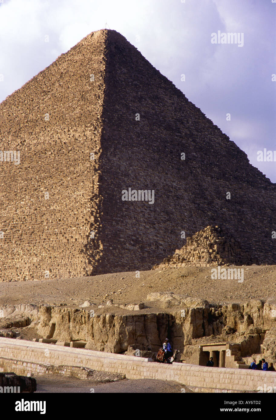 Egyptian royal mortuary & sacred structures Giza Pyramids Necropolis ...