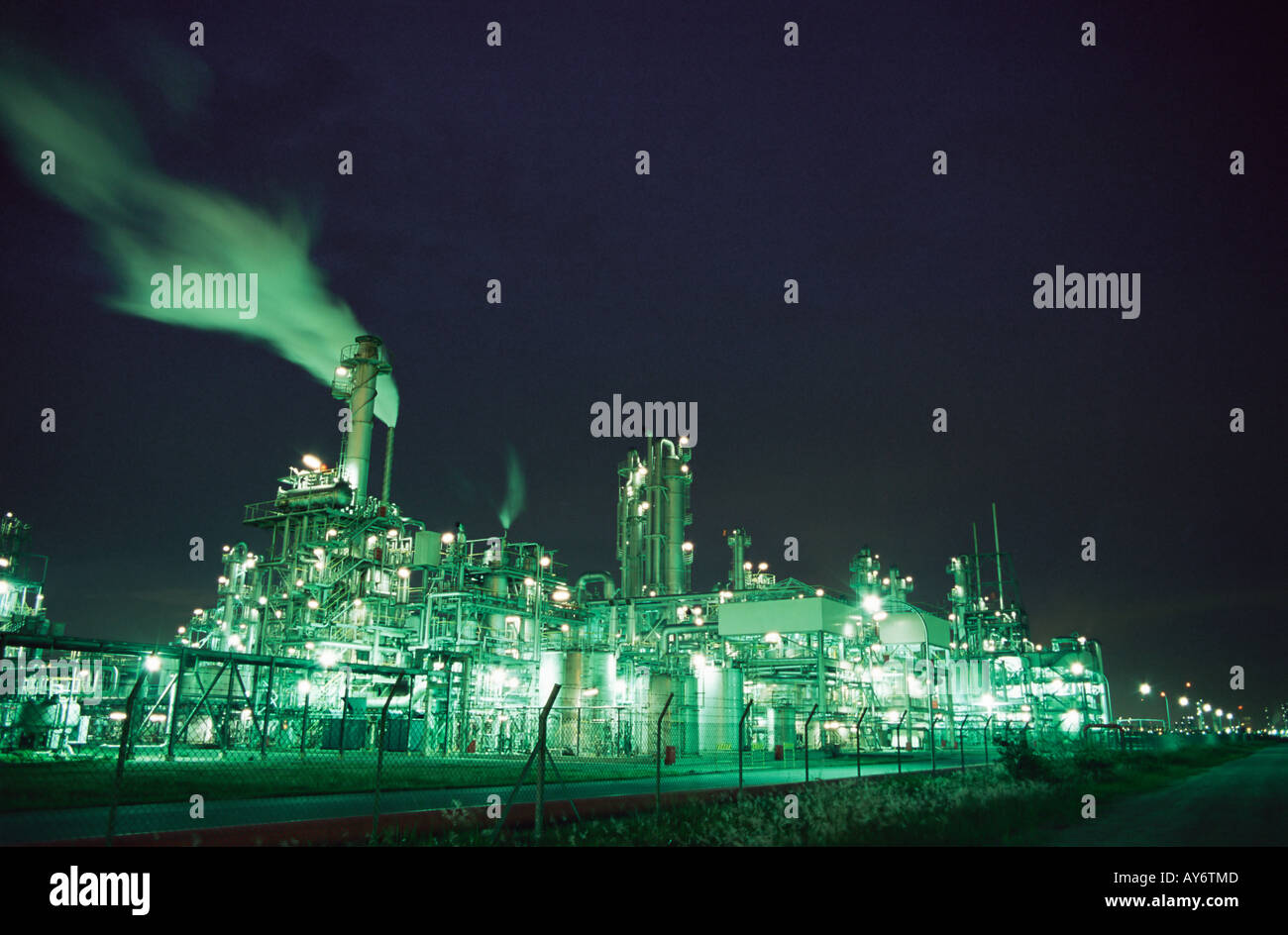 Industrial scene at oil refinery in Singapore Stock Photo - Alamy