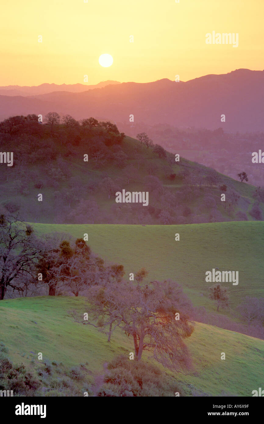 Green mountain setting hi-res stock photography and images - Alamy