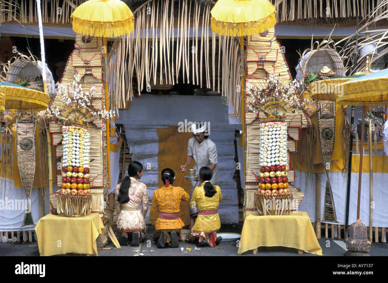 Hinduism bali female praying hi-res stock photography and images - Alamy
