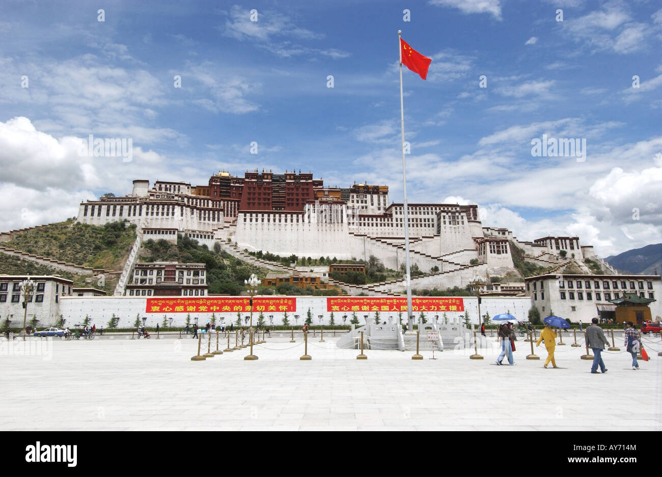 Lhasa Potala Palace with Chinese flag Stock Photo - Alamy