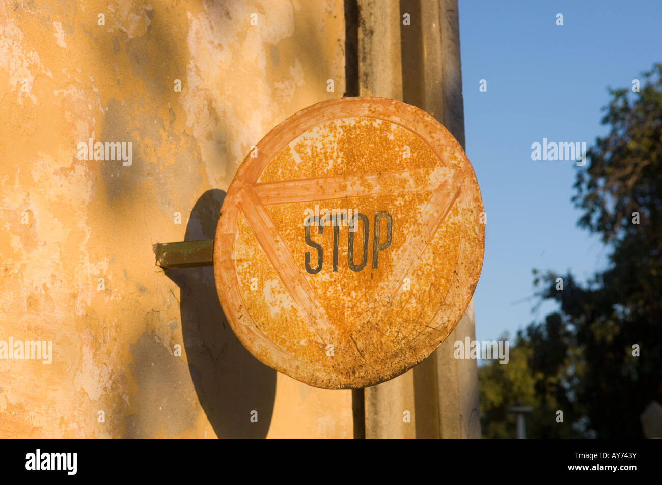 Mozambique road sign hi-res stock photography and images - Alamy