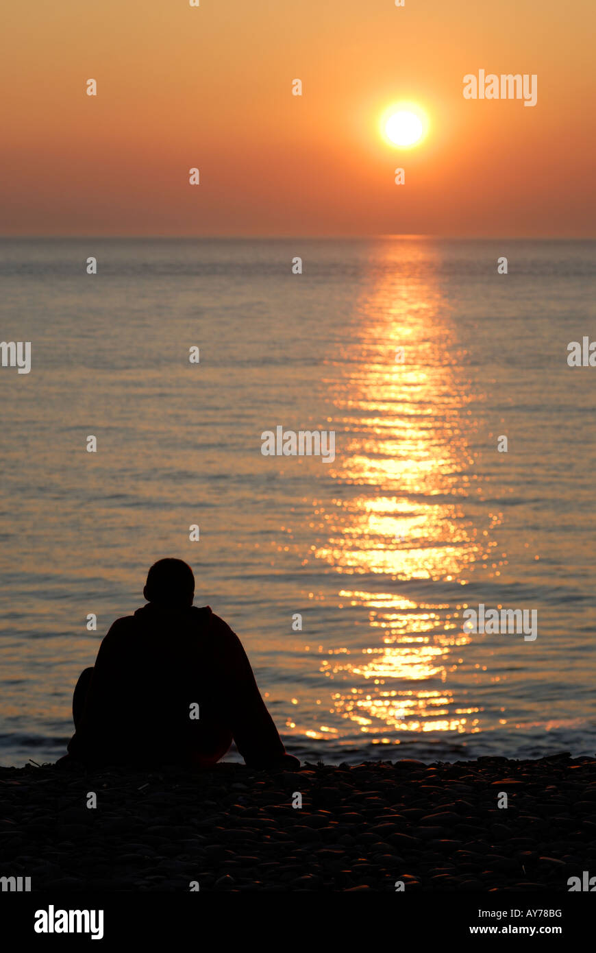 Watching sunset alone hi-res stock photography and images - Alamy