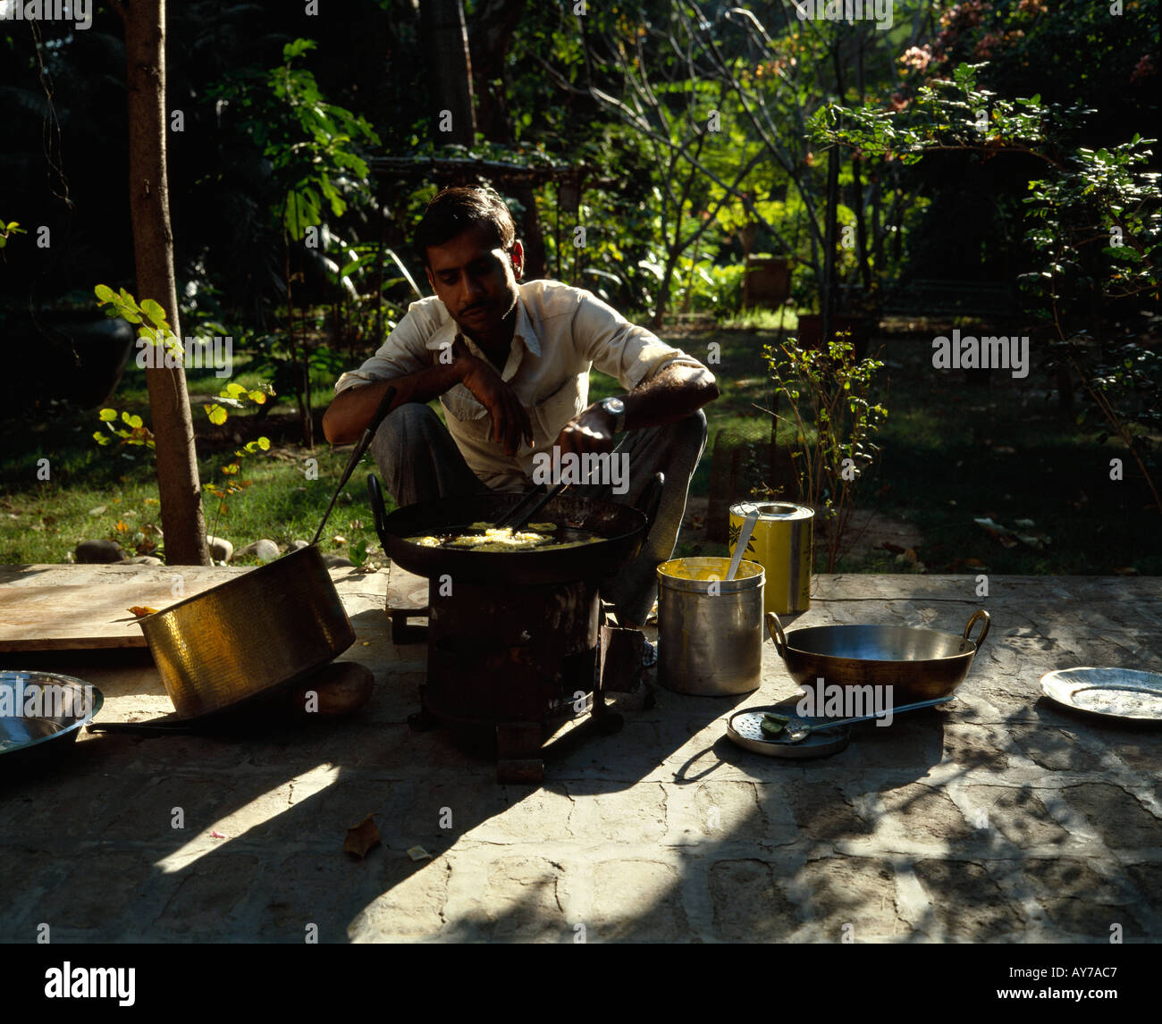 INDIA Man cooking outside Stock Photo - Alamy
