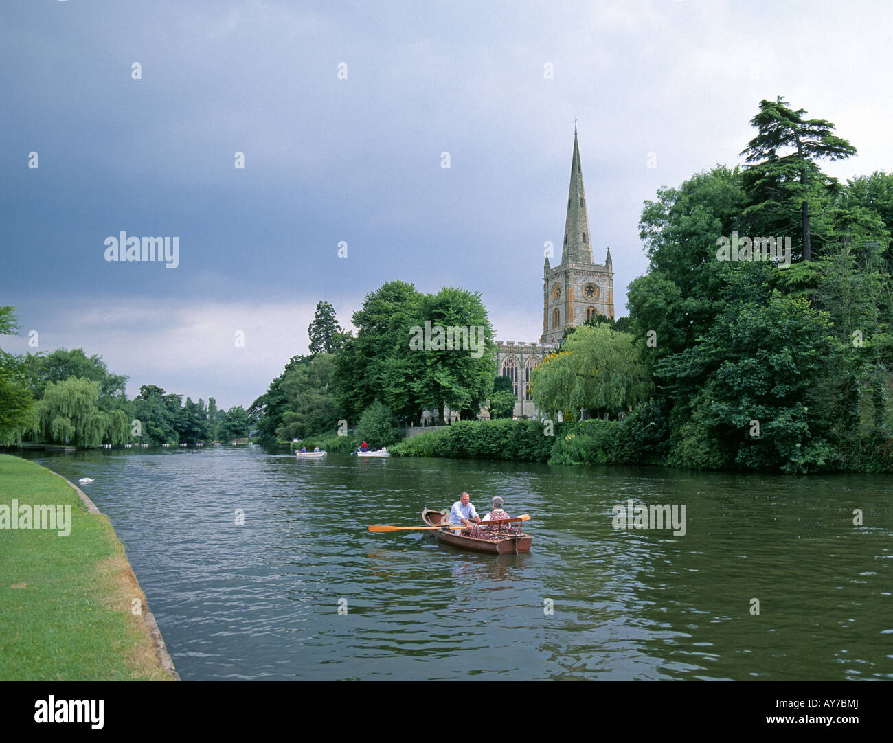 A small boat or dinghy on the Avon River in Stratford Upon Avon England ...