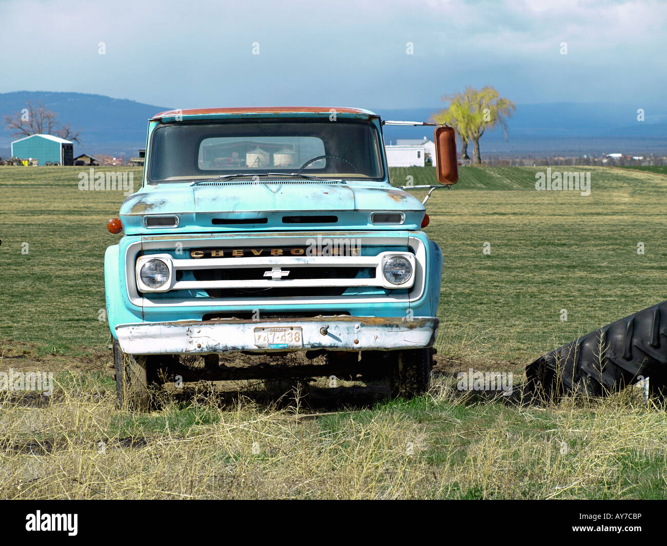 Abandoned old chevrolet farm truck hi-res stock photography and images ...