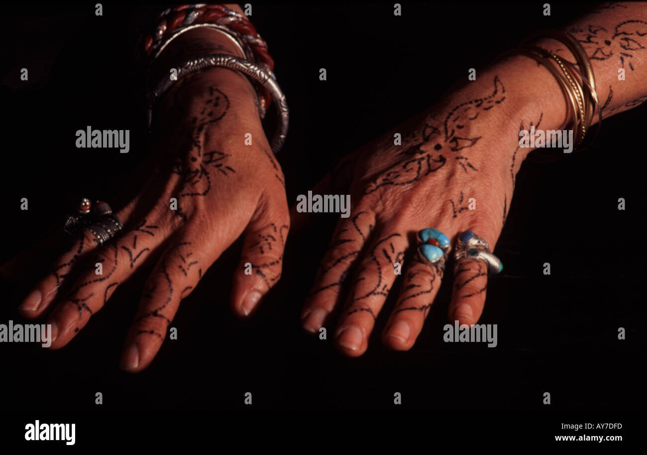 Henna hands middle east hi-res stock photography and images - Alamy