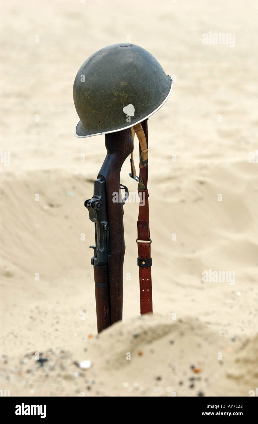 An American helmet on a rifle planted into the sand Stock Photo - Alamy