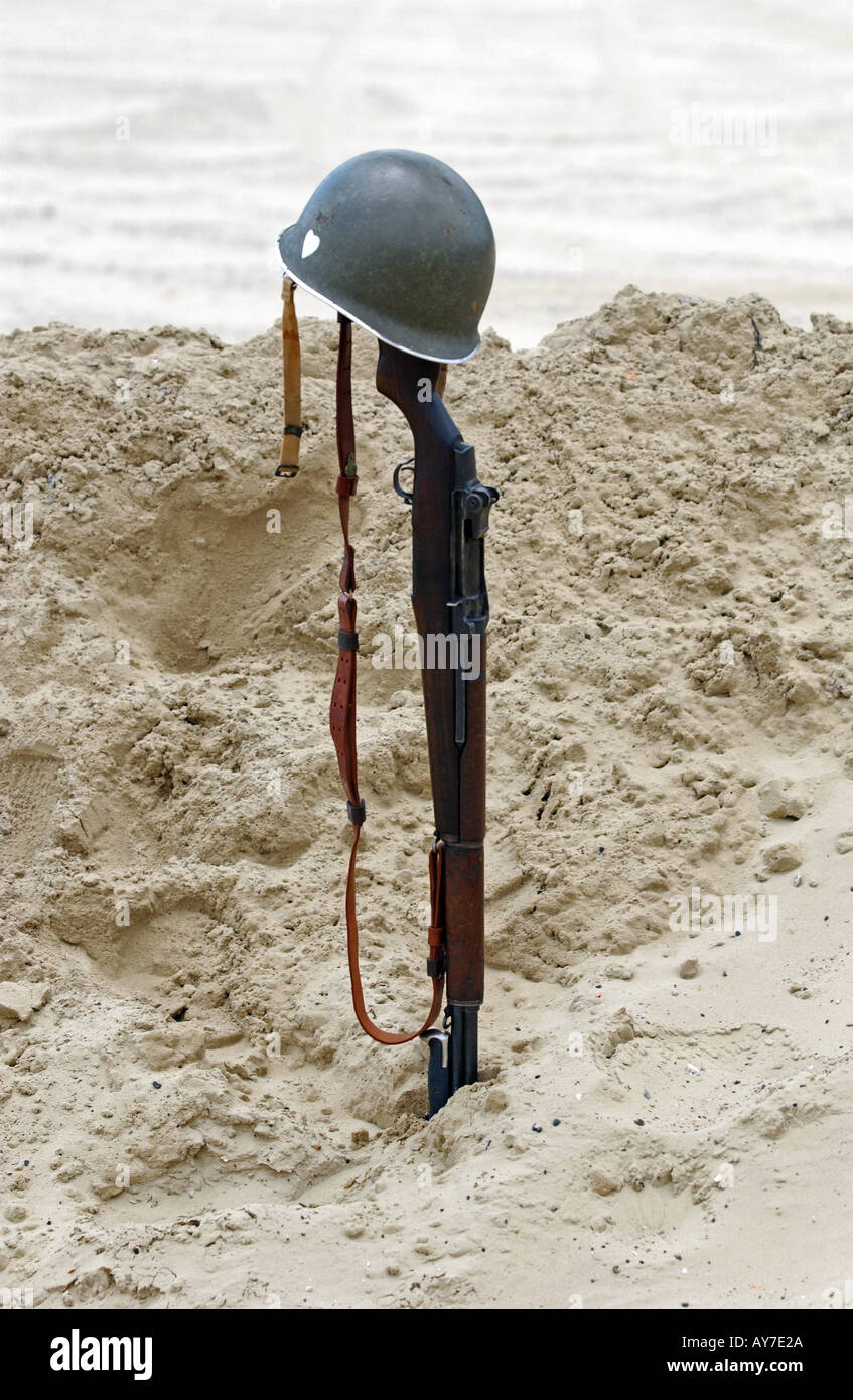 An American helmet on a rifle planted into the sand Stock Photo - Alamy