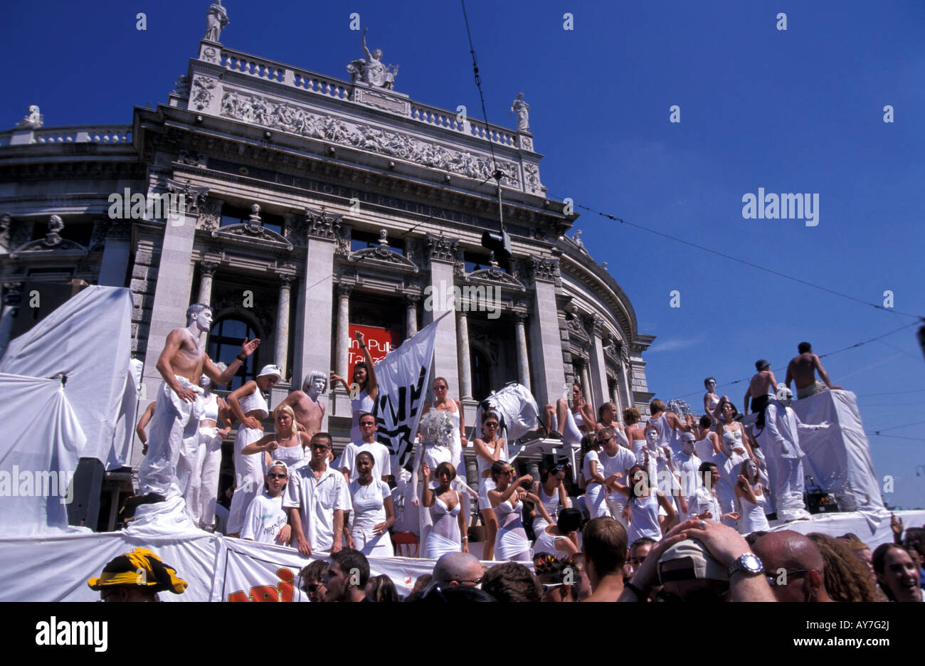 Freeparty in Vienna in front of the Burgtheater on the Ringstraße Stock ...