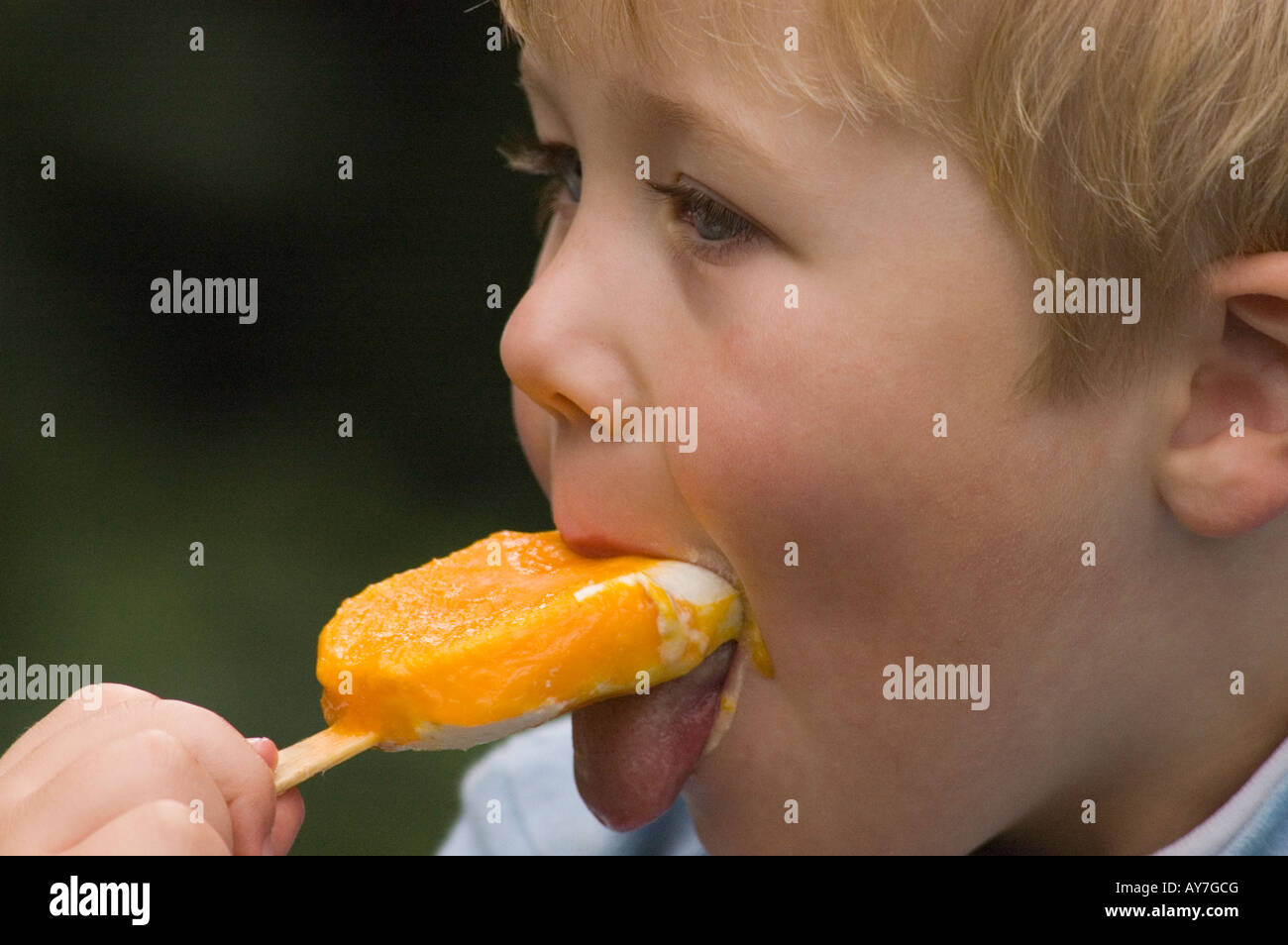 Five children eating ice cream hi-res stock photography and images - Alamy