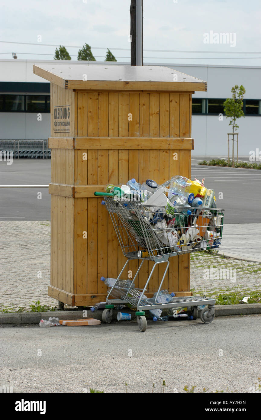 Garbage in the shopping cart Stock Photo - Alamy