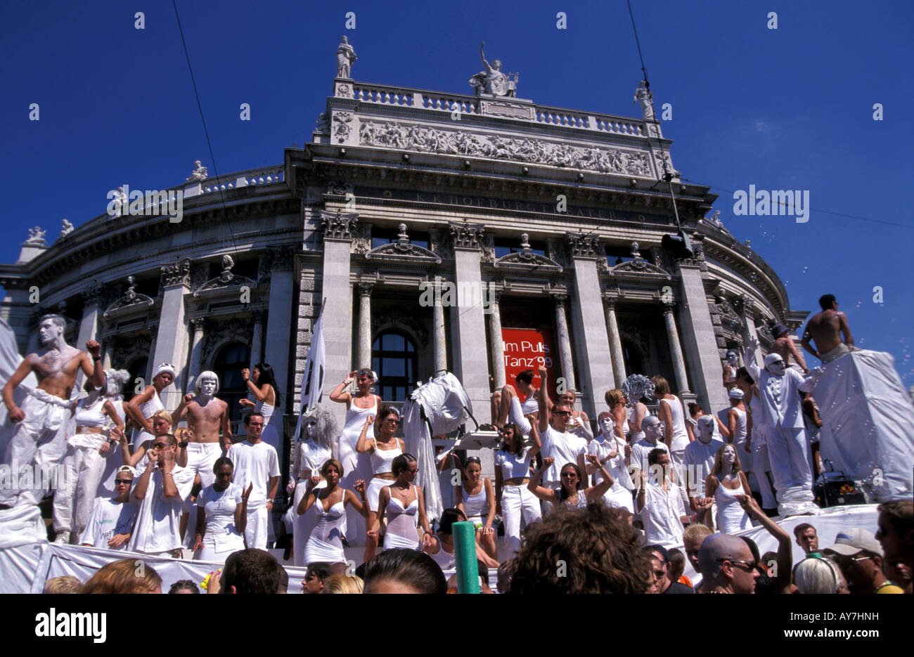 Freeparty in Vienna in front of the Burgtheater on the Ringstraße Stock ...