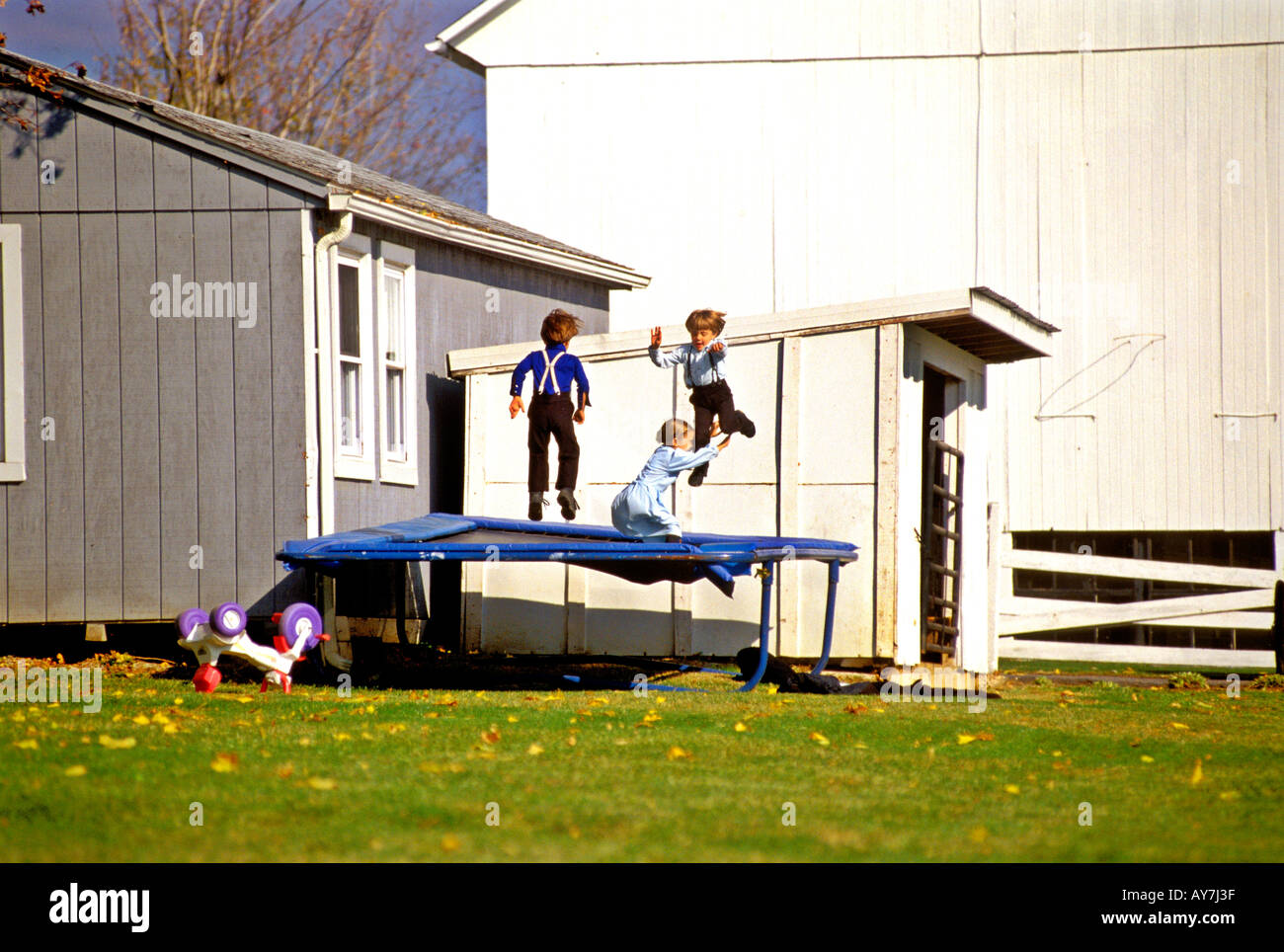 Amish children playing hi-res stock photography and images - Alamy