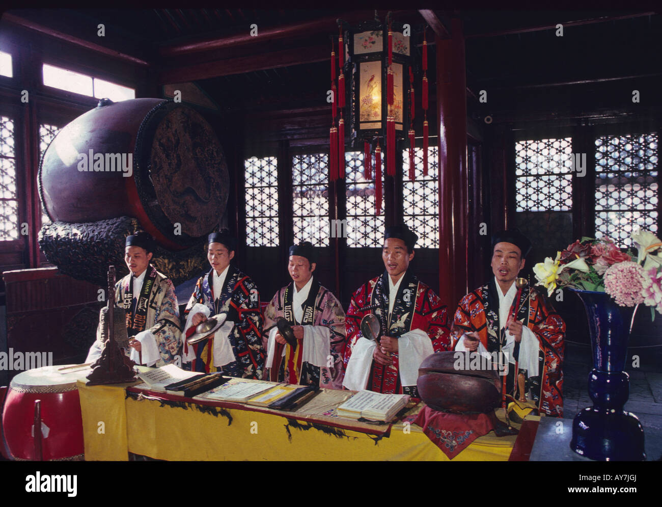 Taoist monks hi-res stock photography and images - Alamy
