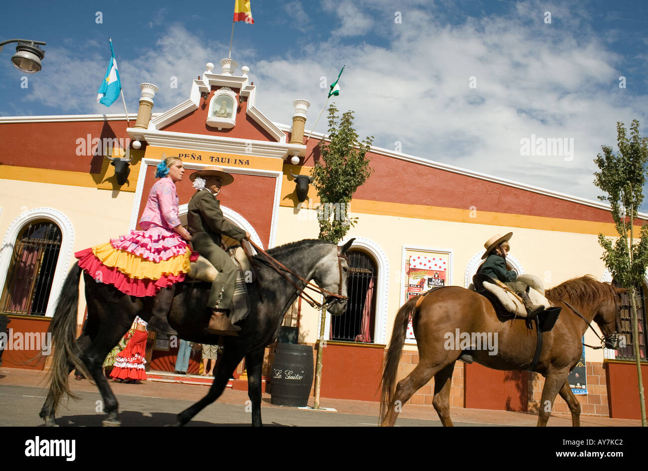 Couple on horse carriage ride hi-res stock photography and images - Alamy