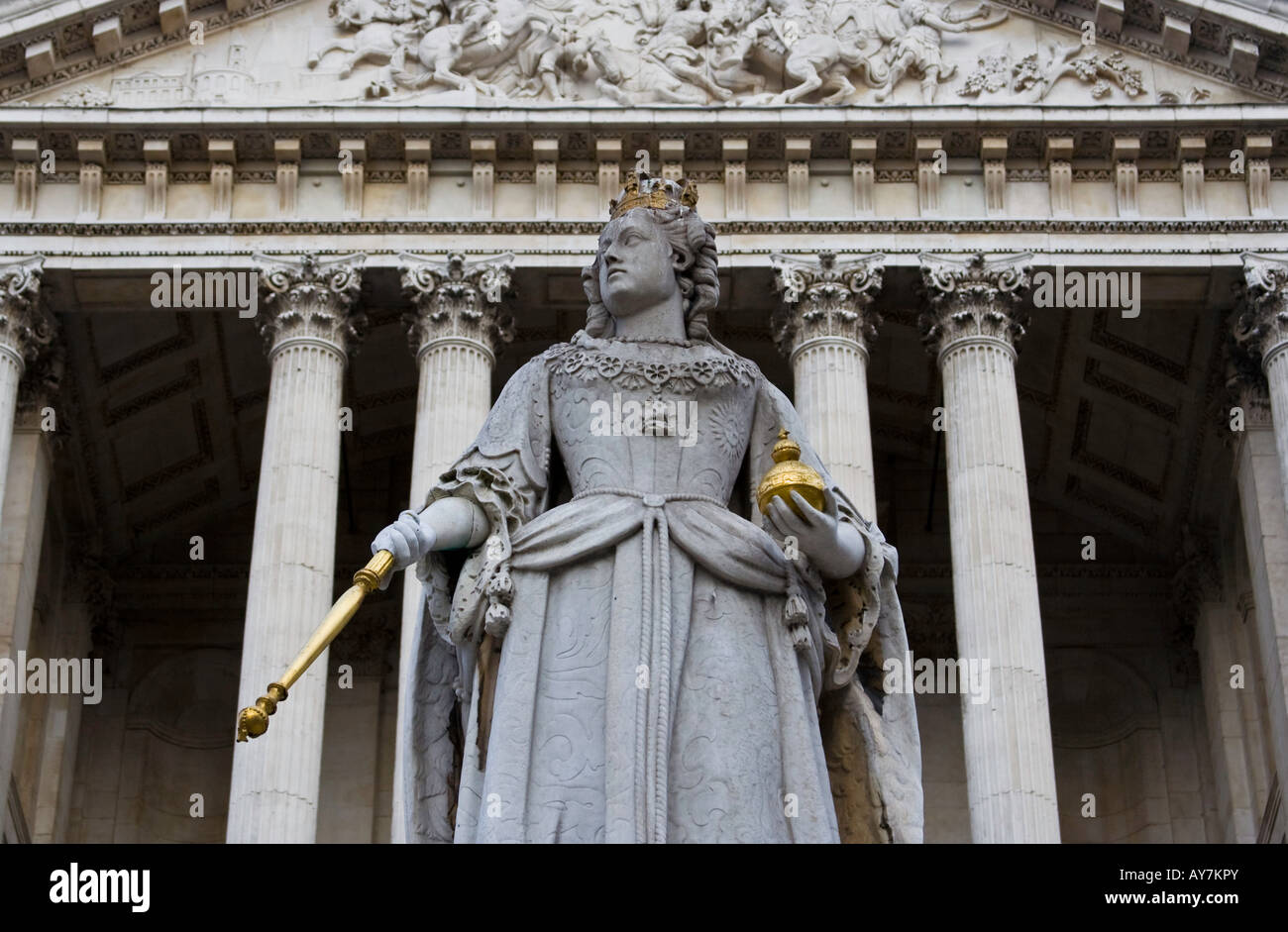 Statue of Queen Anne with the facade of St Paul's behind Stock Photo ...