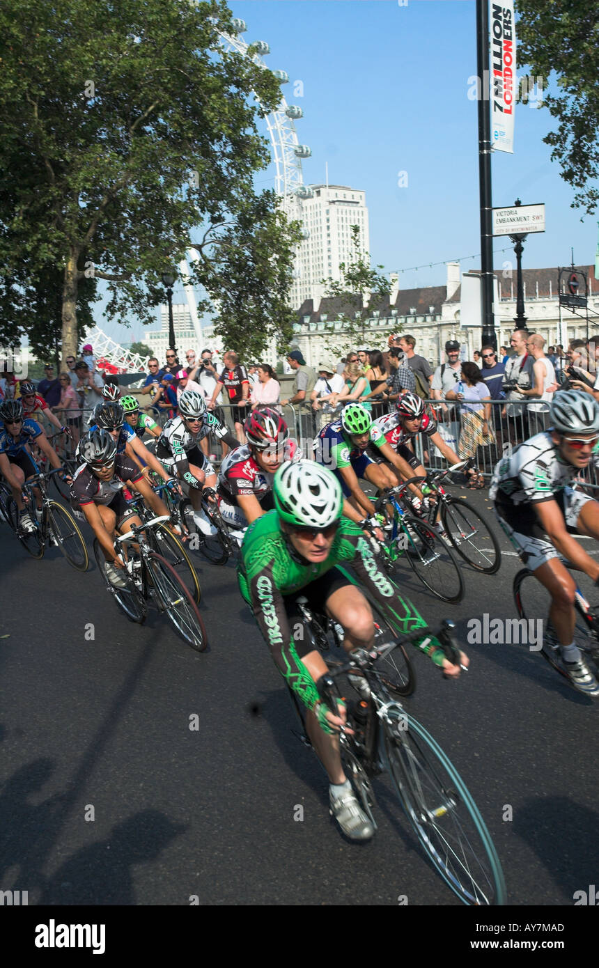 The field for the Tour of Britain 2005 turns off the Embankment towards ...